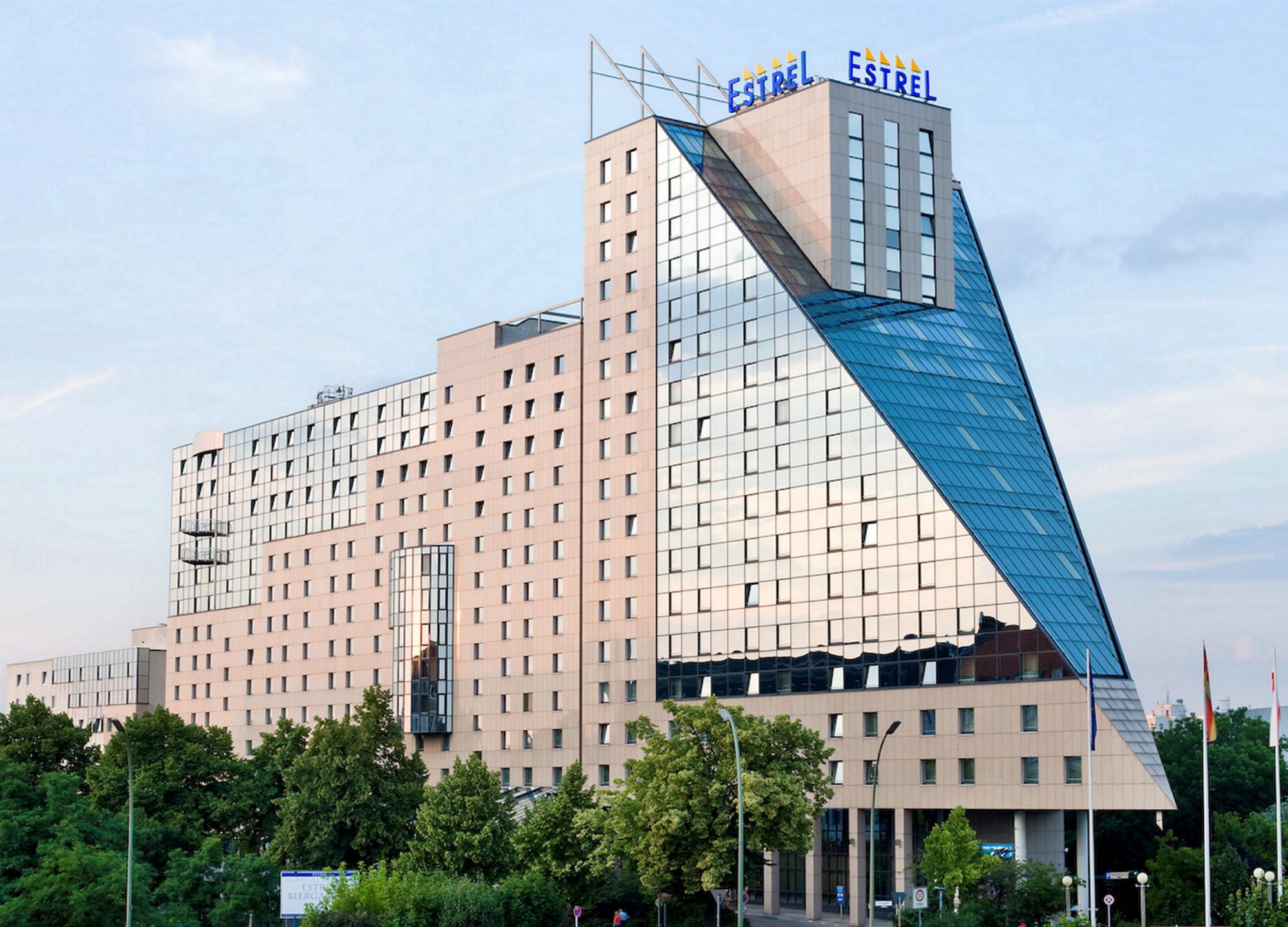 MICROSENS - The Estrel Congress & Messe Center in Berlin excels in IT ...